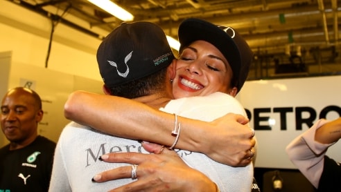 Lewis Hamilton festeggia con la fidanzata Nicole