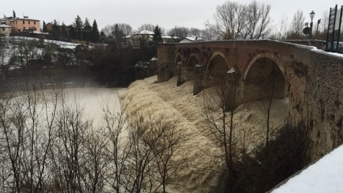 Maltempo a Meldola, Forlì: il fiume Bidente in piena minaccia di esondare