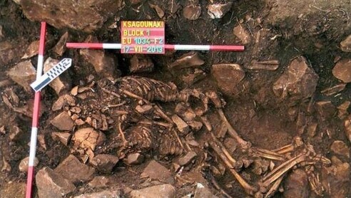 Grecia, trovata coppia di scheletri, abbracciati da seimila anni