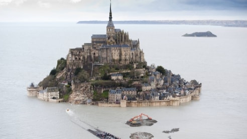 Francia, Mont Saint Michel diventa un'isola dopo l'alta marea