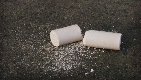 Vuoi tenere lontane le formiche? Traccia una linea col gesso sul pavimento