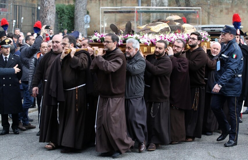 La salma di Padre Pio a Roma, preghiere e commozione a San Lorenzo