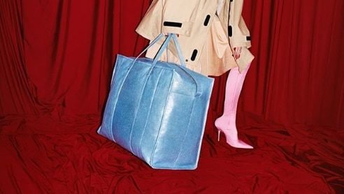 La shopping bag Balenciaga ispirata alla maxi-busta Ikea