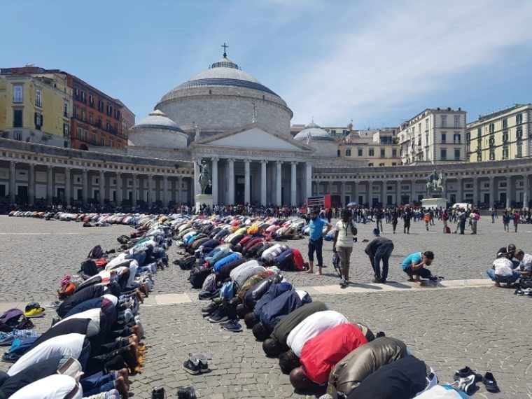 Napoli, centinaia di musulmani in piazza Plebiscito pregano per il Ramadan