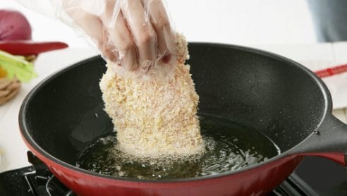 Frying without oil splatter: useful tips to keep the kitchen clean