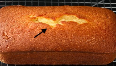 Why do cakes break after baking? Mistakes to avoid