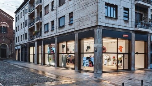 Le foto del negozio Supreme a Milano