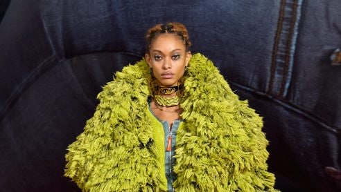 Giacche e maglioni effetto "pecora" sono la tendenza della moda 2023