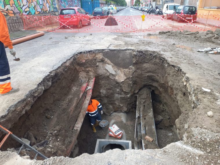 Maxi-voragine in via Bagnoli, cede la strada: arrivano gli operai Abc