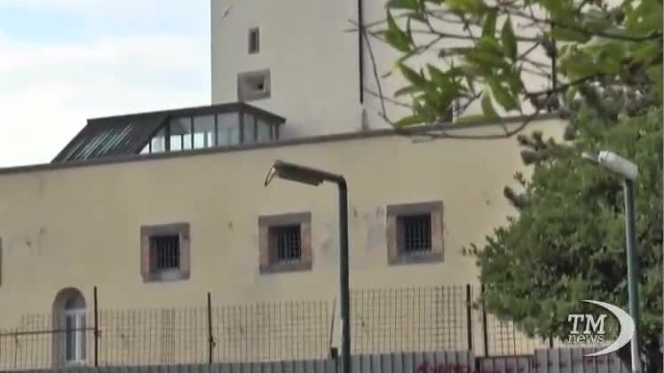 Pozzuoli, il degrado di Torre Toledo tra graffiti e preservativi