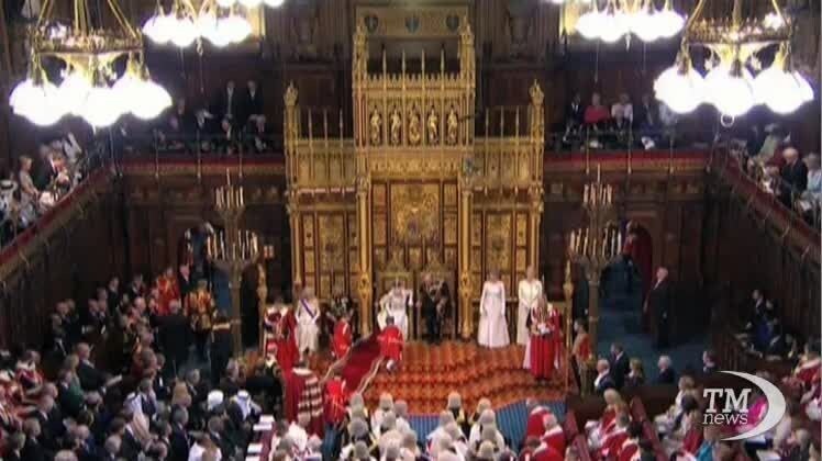 Parlamento britannico a regina Elisabetta: "Spendi di meno"