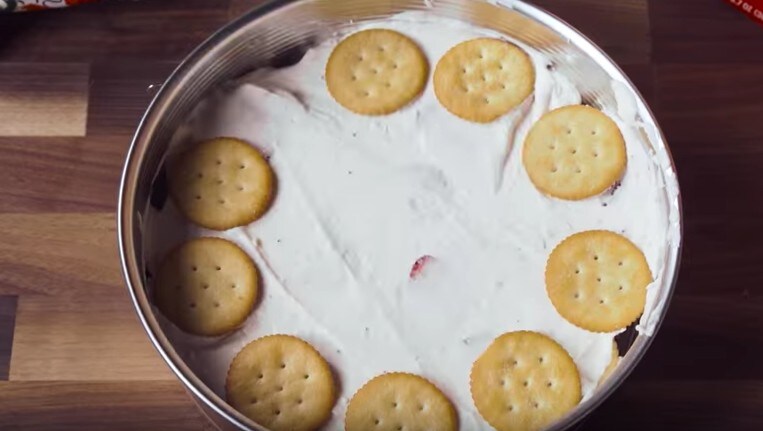 Mette i Ritz su uno strato di crema: la torta da leccarsi i baffi