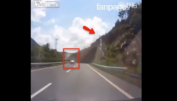 La collina frana e investe le auto sulla strada