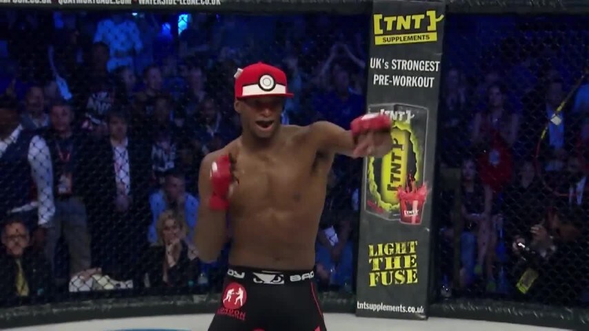 Il lottatore mette ko l'avversario ed esulta come i Pokemon