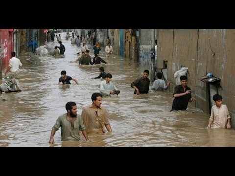 L'alluvione in Pakistan trasforma le strada in fiumi: oltre 300 morti