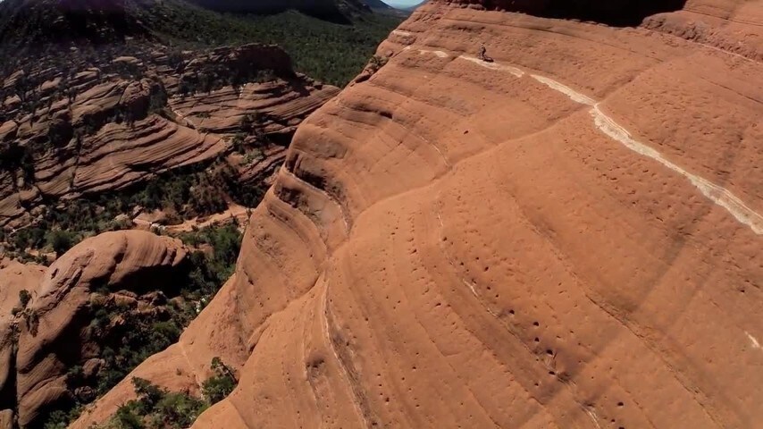 Pedalando le sulla montagna rossa, l'impresa del temerario Michal Kollbek
