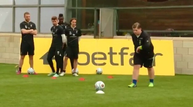 La star di Youtube Van Velzen batte Mario Balotelli ai calci di ...