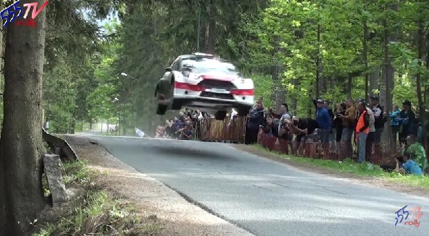 L'incredibile salto dell'auto da rally, lascia tutti senza parole