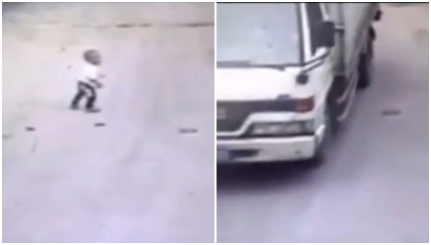 Il camion fa retromarcia ma non si accorge che dietro c'è un bambino