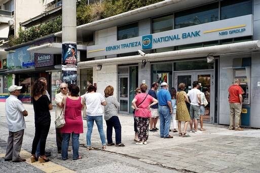 Banche chiuse per una settimana in Grecia, cittadini prendono d'assalto ...