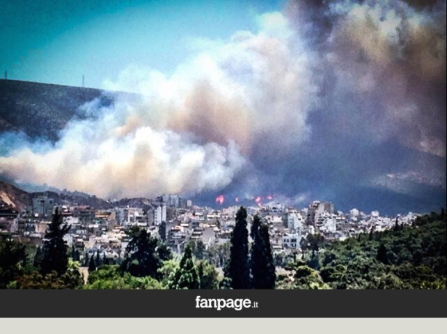 Atene, enorme incendio minaccia la città.