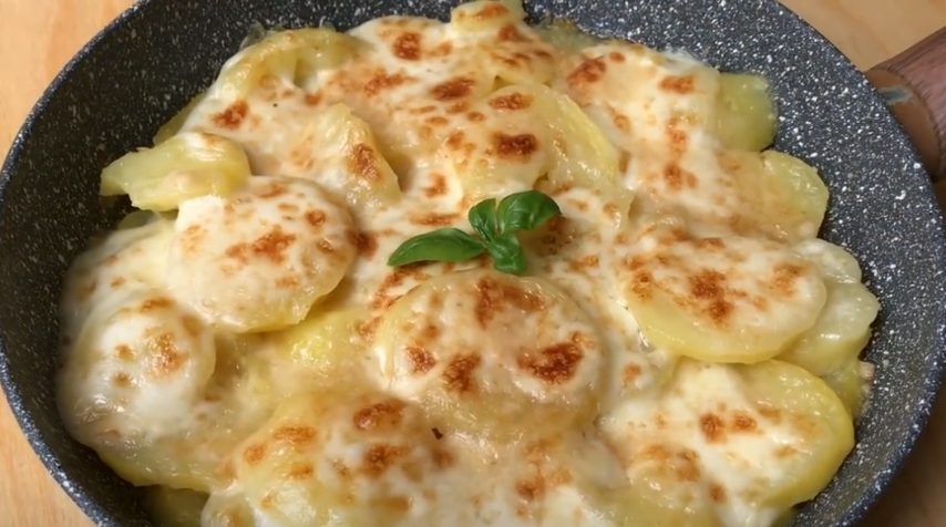 Creamy and stringy potatoes in a frying pan: the side dish that you'll love