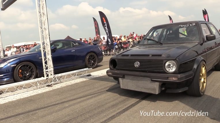 VW Golf turbo vs Nissan GTR: partenza a razzo e rombo dei motori fenomenale