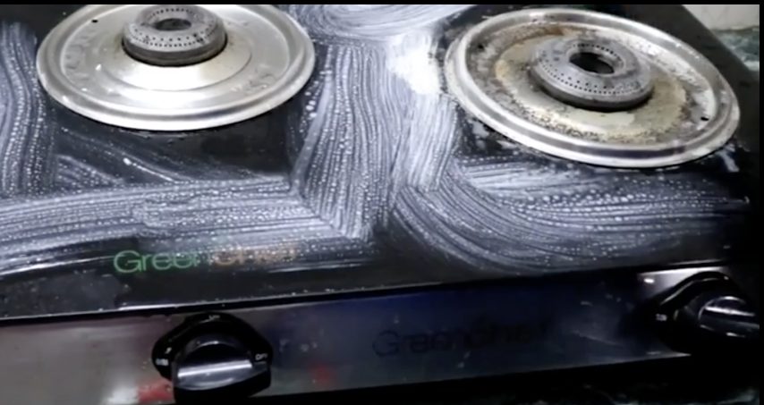 How to clean a greasy stovetop: the method you've never tried