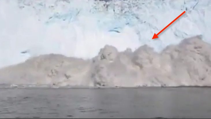 Pezzo di iceberg cede: tsunami si dirige verso l'imbarcazione
