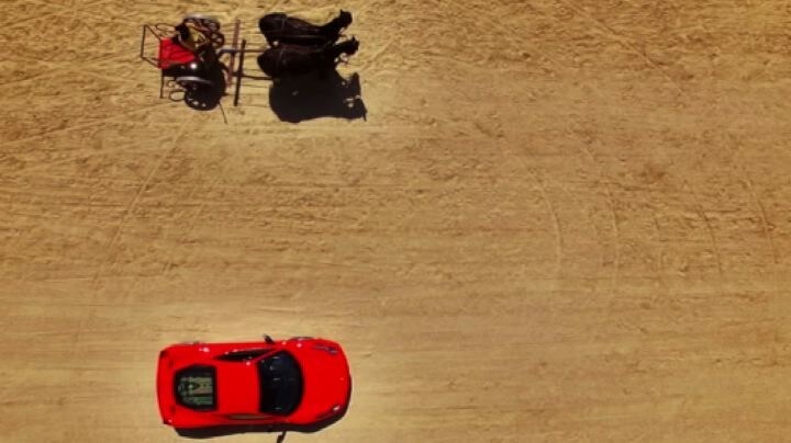 La Ferrari sfida la biga di Ben Hur: lo spettacolo lascia senza fiato
