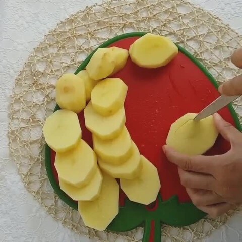 Cut the potatoes into slices and make circles: the recipe for a ...