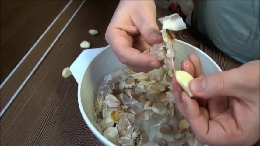 Soak garlic in water: a really helpful hack