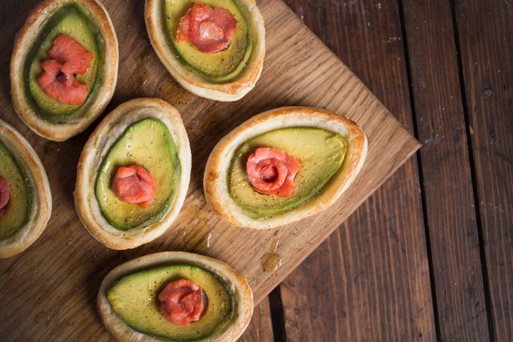 Rusticini all'avocado e salmone: sfiziosi e saporiti!