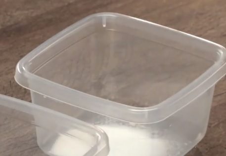 How to remove bad odors from plastic containers