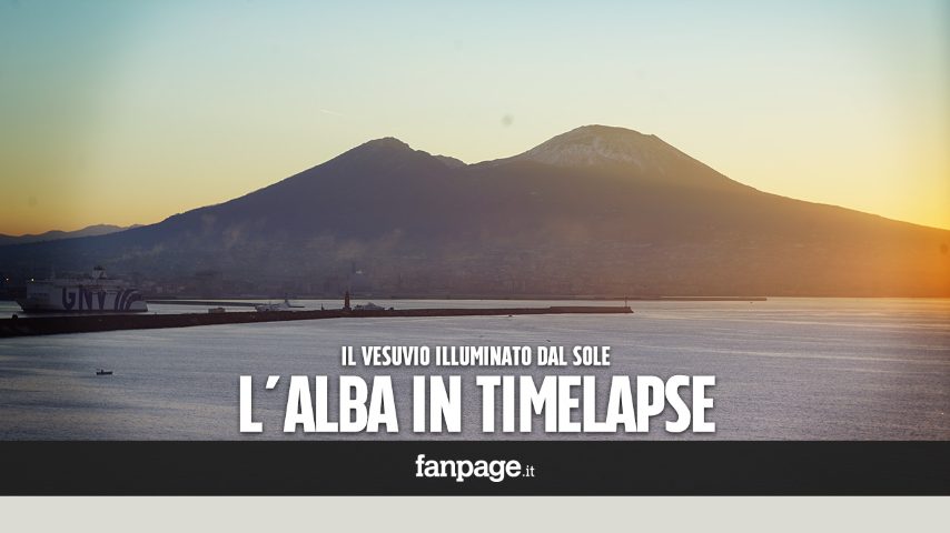 Napoli, l'alba sulla città è uno spettacolo mozzafiato