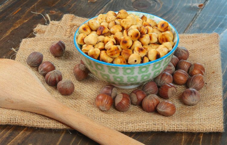 Come fare le nocciole tostate in padella