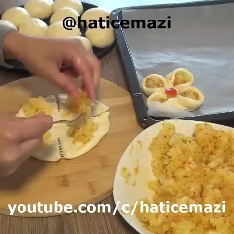 Flower shaped mini pizzas: a creative and excellent dish