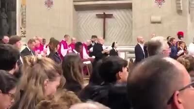 Il battesimo di John Ogah con papa Francesco: aveva sventato una rapina ...