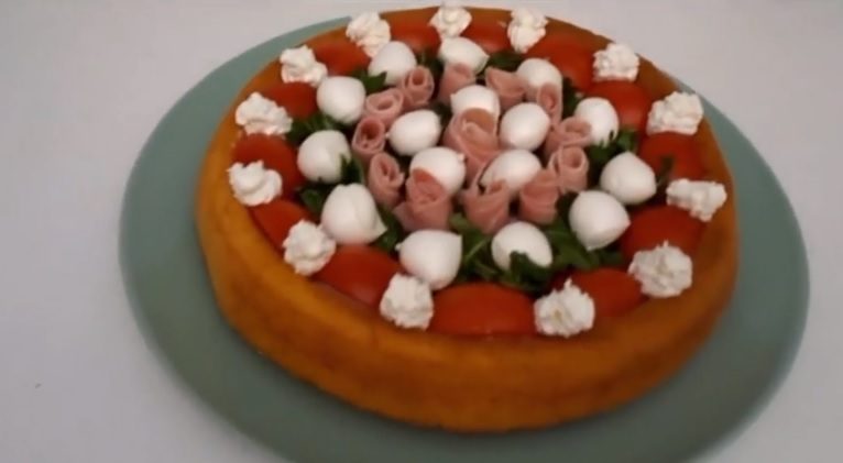 Savory cake with ham roses and bocconcini: a recipe you have to try