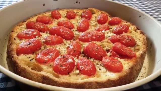 Pane condito con pomodorini, semplice e saporito: non potrete più farne ...