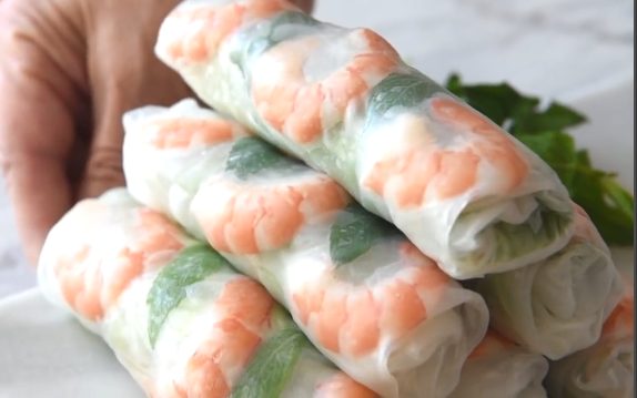 How to prepare shrimp paper rolls with vietnamese sauce