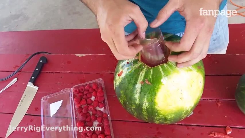 Make a hole in the watermelon and insert a plastic cup: the reason why ...