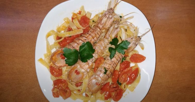 Tagliatelle con cicala di mare: la ricetta del primo piatto saporito