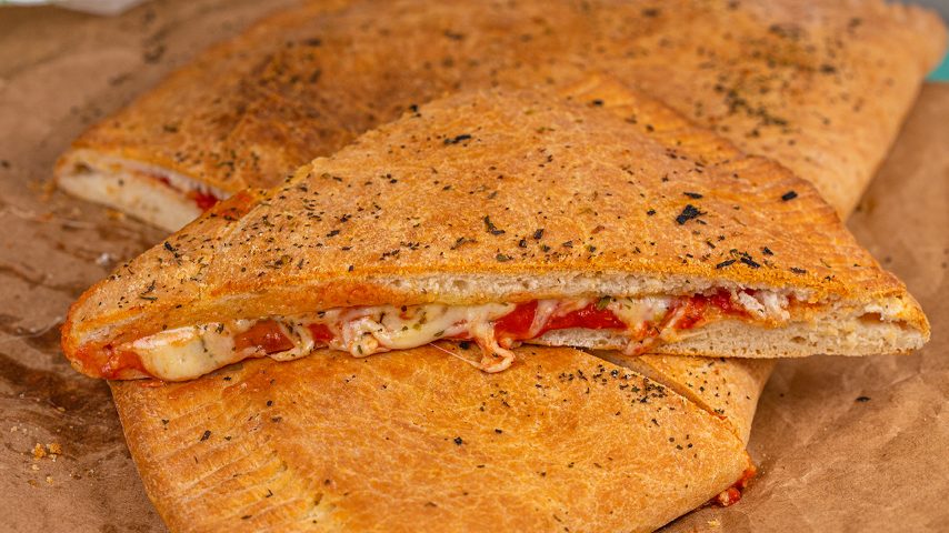Giant calzone: everyone will love this recipe!