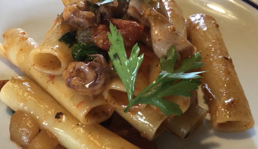 Pasta con totani, patate e peperoncini verdi: il primo piatto davvero ...