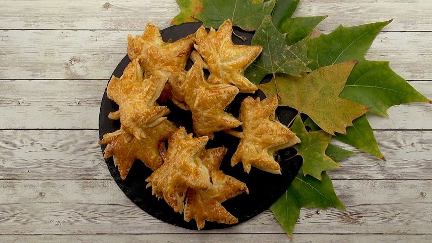 Puff pastry leaves: an incredible idea ready in no-time!