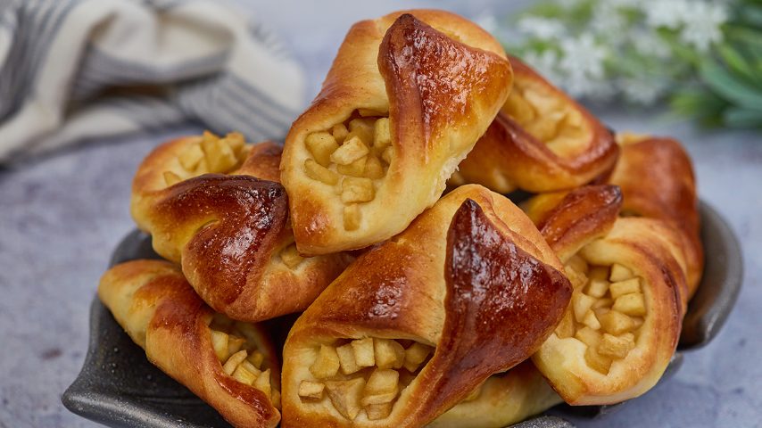 Apple buns: fluffy and super easy to make!