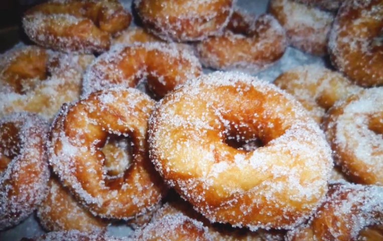 Fried mini donuts: the simple method to make them fluffy and yummy