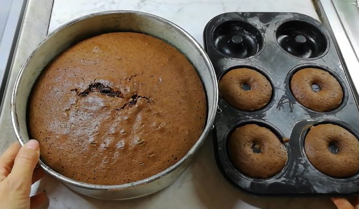 Chocolate donut and sponge cake: two recipes with one batter