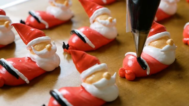 Santa meringue cookies: absolutely adorable to see and tasty to eat